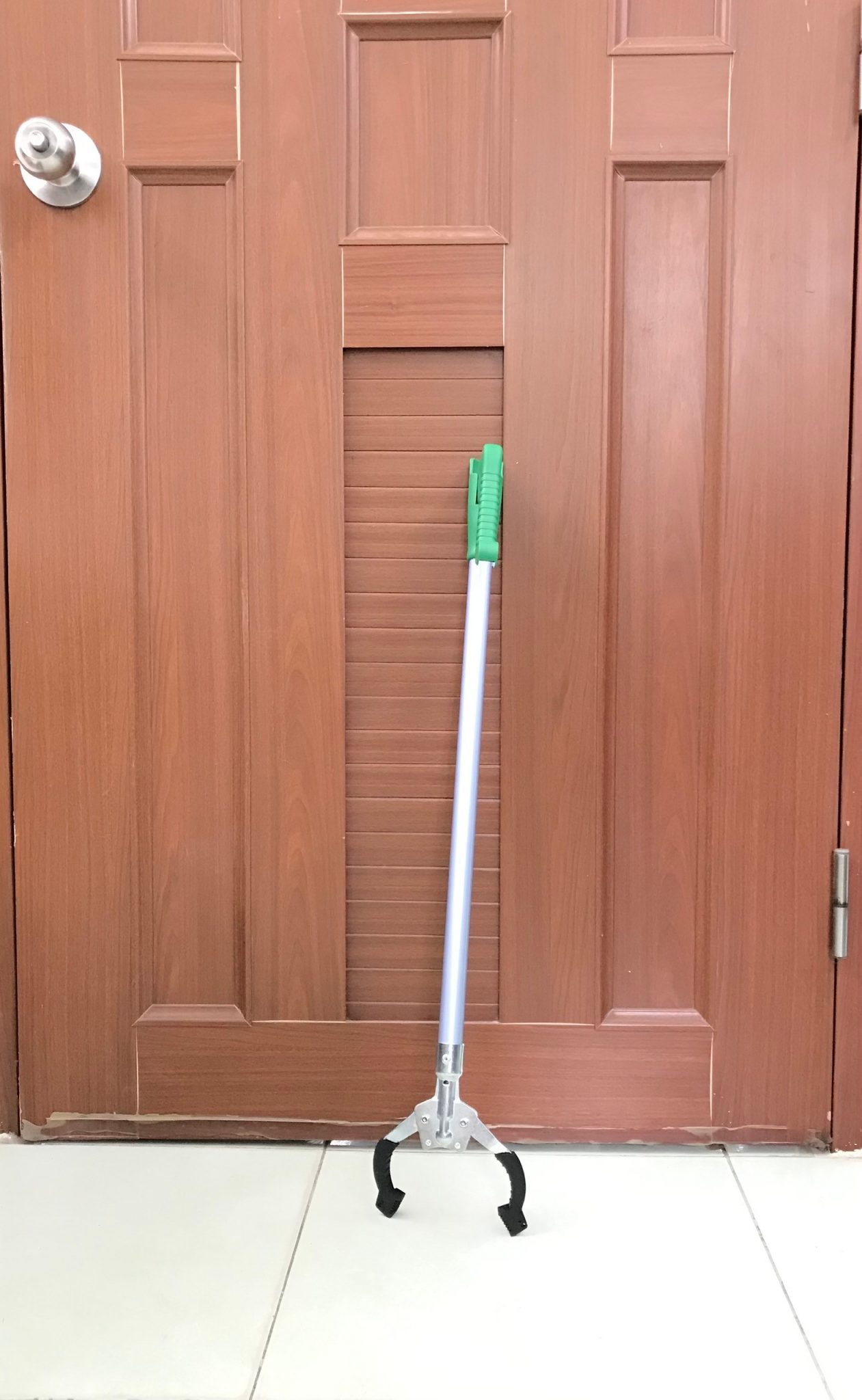 Dụng cụ gắp rác C-300B (70cm) - CÔNG TY TNHH THƯƠNG MẠI SONG QUÁN