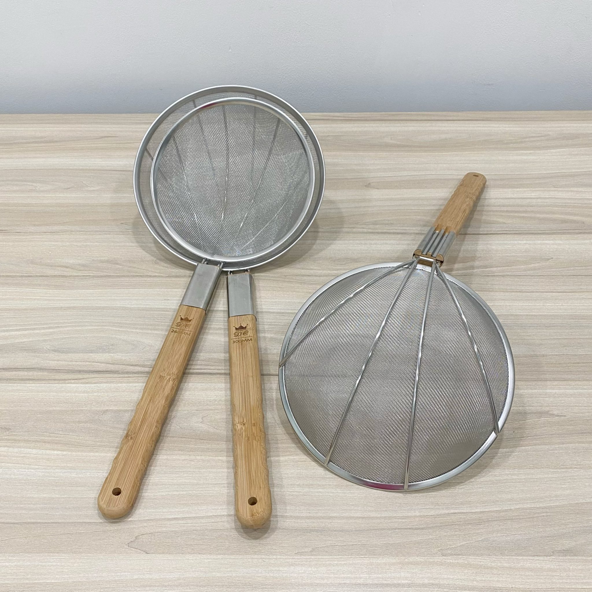 Chao lì inox cán gỗ #30 186124 - CÔNG TY TNHH THƯƠNG MẠI SONG QUÁN