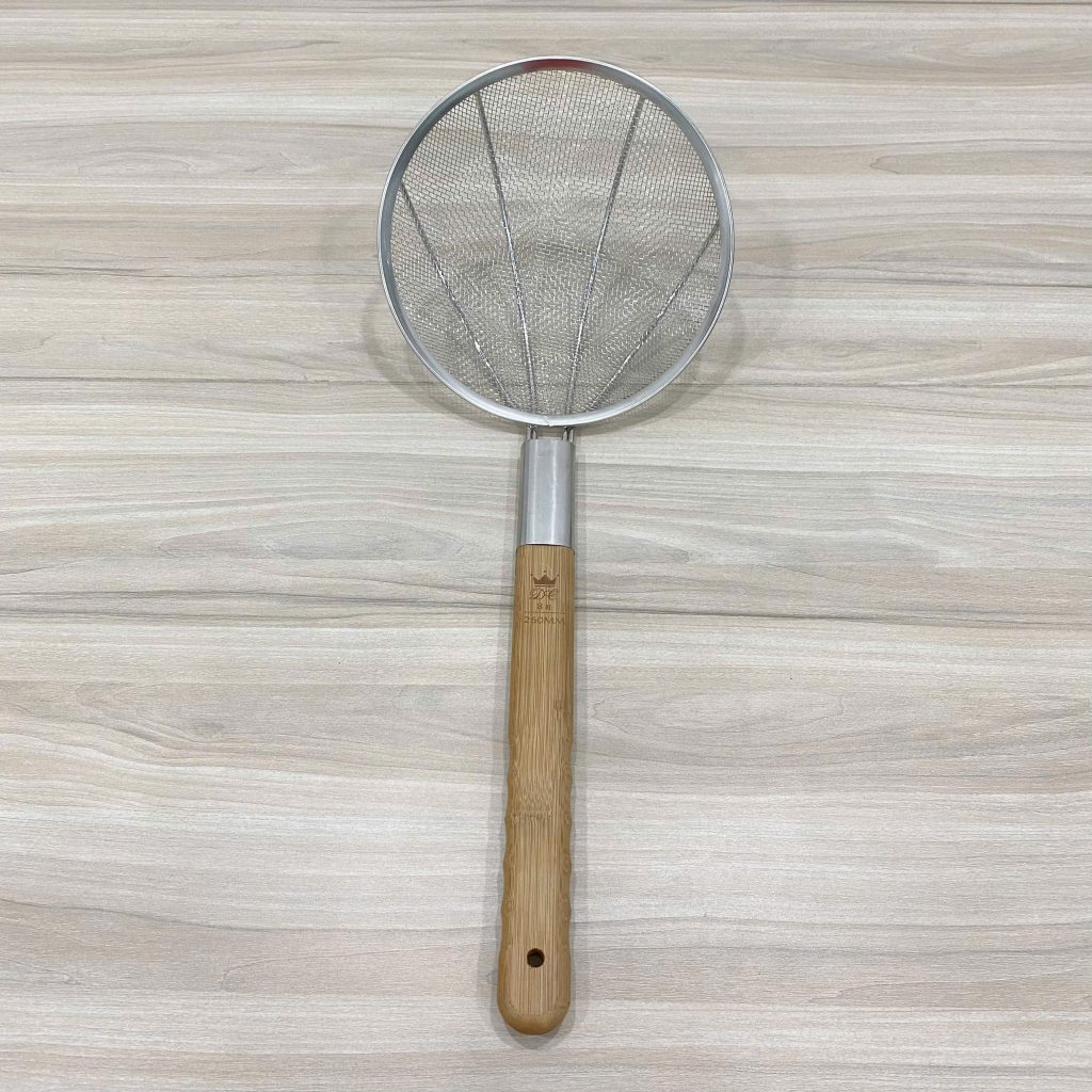 Chao lì inox cán gỗ #30 186124-8 (lỗ 8) - CÔNG TY TNHH THƯƠNG MẠI SONG QUÁN