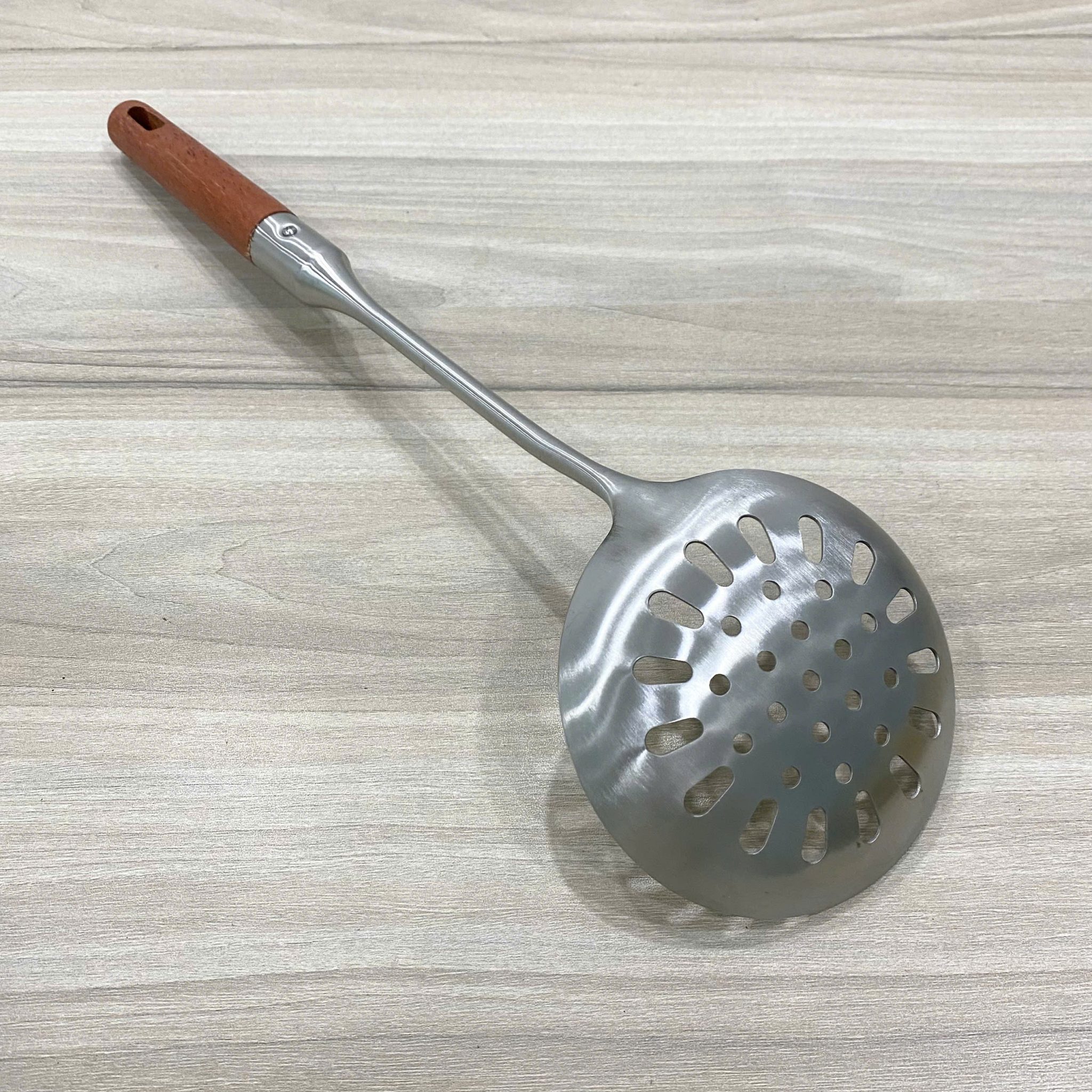 Vá xào inox cán gỗ có lỗ 186354 - CÔNG TY TNHH THƯƠNG MẠI SONG QUÁN